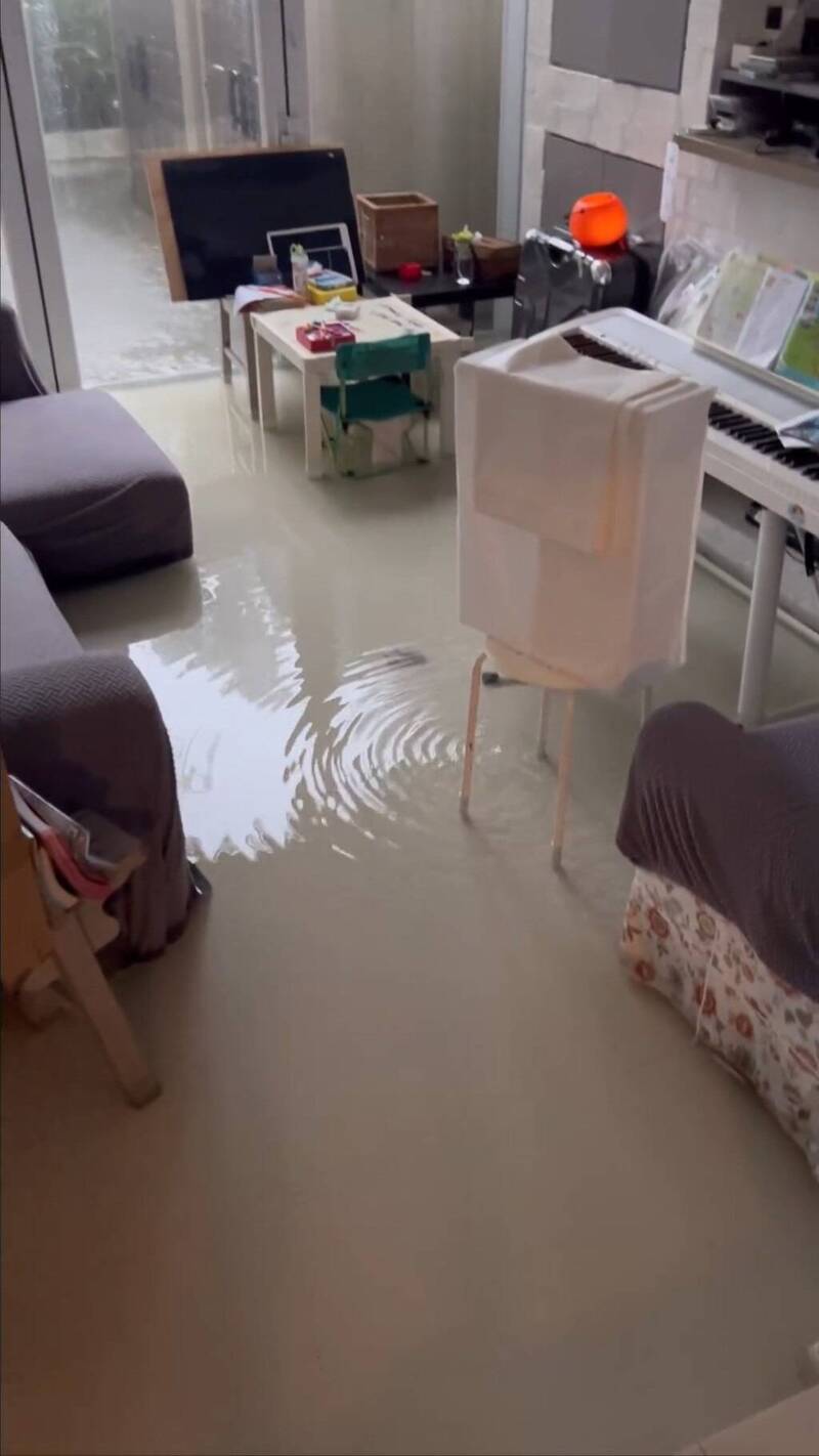 香港掛出紅色暴雨警告 蔣怡家變游泳池兒子趁機偷尿尿 自由娛樂