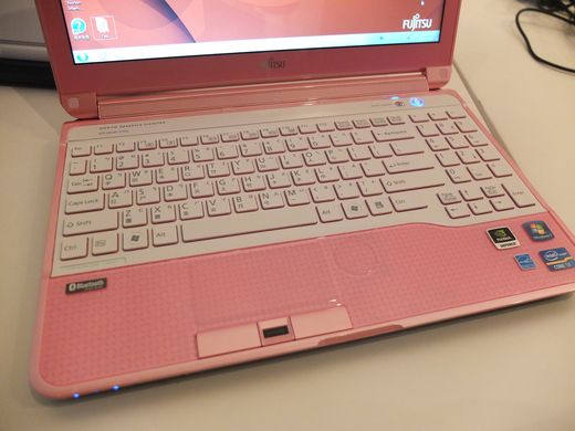 富士通新筆電 LH722 臉偵測功能 看電影不怕被打斷 - 自由電子報 3C科技