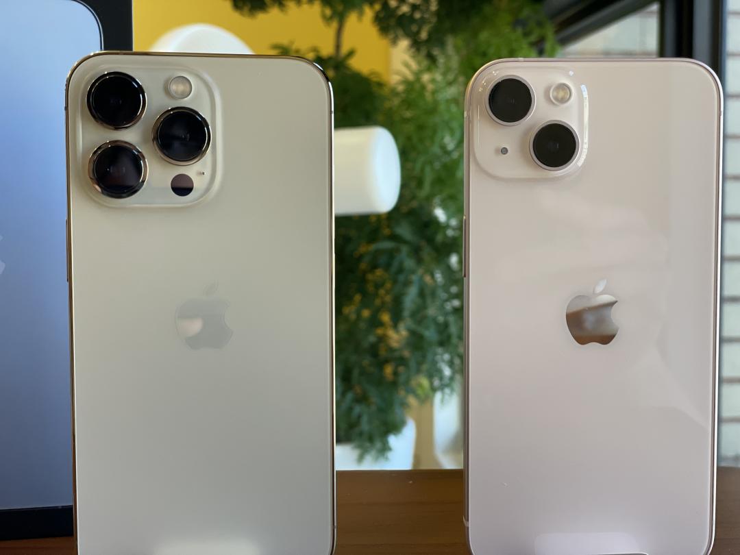 蘋果 iPhone 13 開箱！超亮眼「粉色」與「天峰藍」兩款新色比一比 - 自由電子報 3C科技