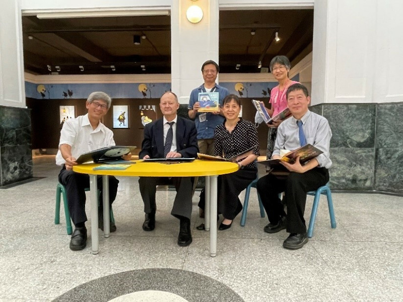 南非駐台代表參訪藝教館 將全力推廣徵畫活動促進兩國了解 - 自由藝文網