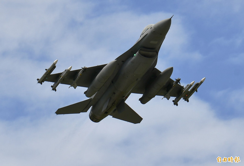 5架F-16V掛魚叉丶AIM-120飛彈升空 威力偵巡表達備戰護土決心 - 自由軍武頻道