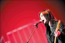 YUI自彈自唱 獻聲武道館 - 自由娛樂