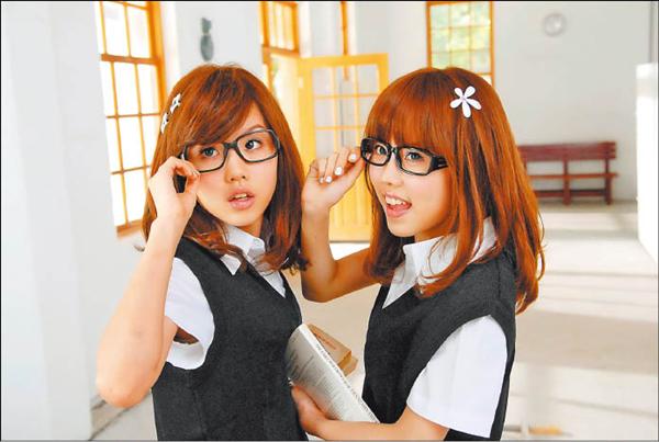 By2制服裝 爆抄襲Twins - 自由娛樂