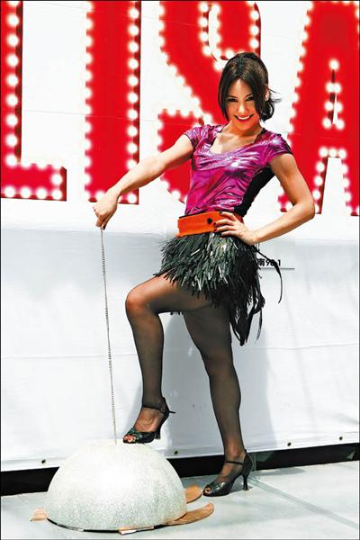 Alisa性感簽唱 男歌迷強抱 - 自由娛樂