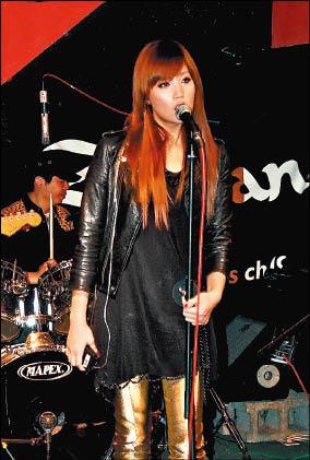 A-Lin走唱4年 父女破冰灑淚 - 自由娛樂