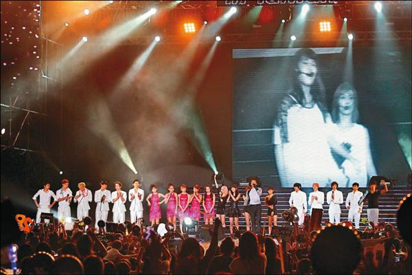 2PM夜店慶功 白天遊故宮 - 自由娛樂