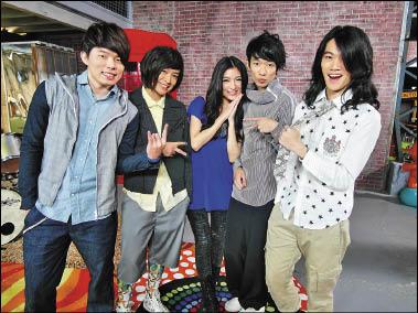 FUN4拍MV 女模變臉踹又踢 - 自由娛樂