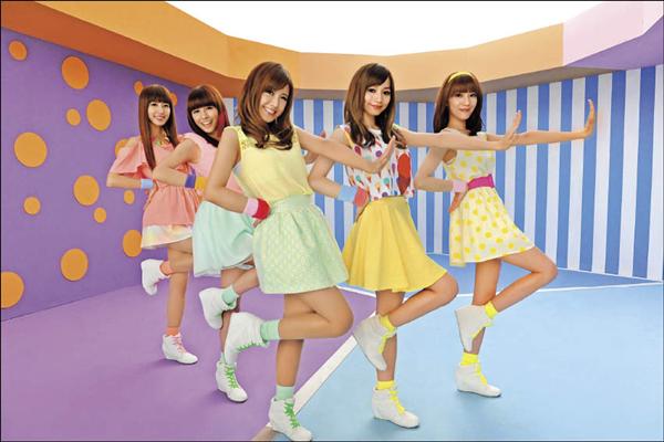 Popu Lady勤練拍拍舞 大元落拍跳到喘吁吁 - 自由娛樂