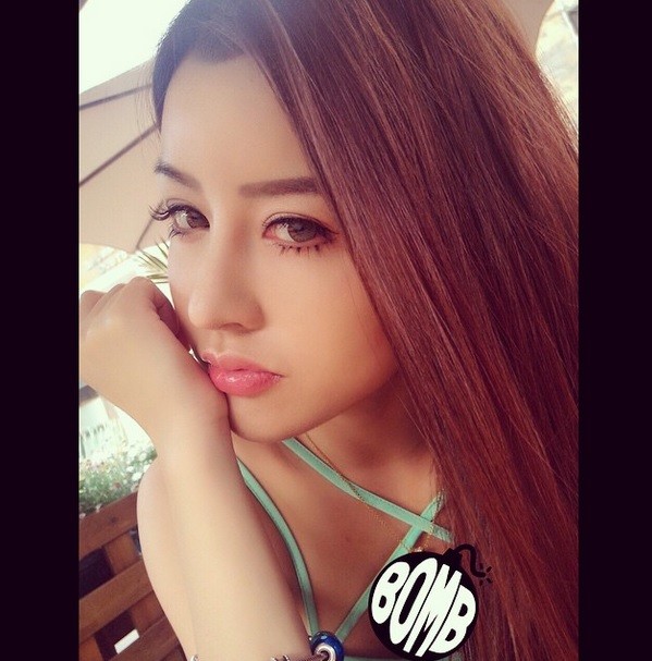 超自然！BY2姊胸部手臂怎麼惹 - 自由娛樂