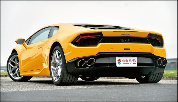 【流行消費】【Lamborghini Huracán LP 580-2試駕】蠻牛超跑 後驅入門之作 - 自由娛樂