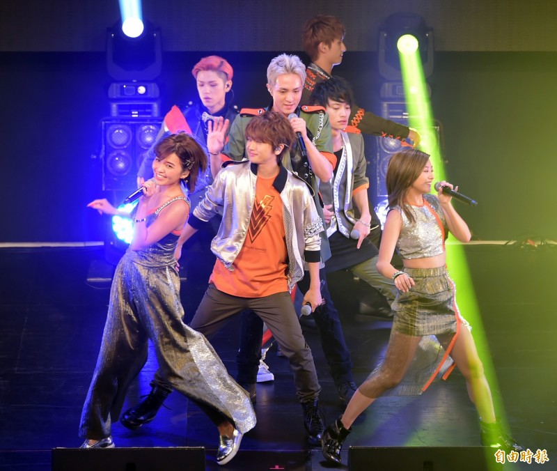 （影音）AAA熱力開唱嗨翻粉絲 指定喝台式苦茶開嗓 - 自由娛樂