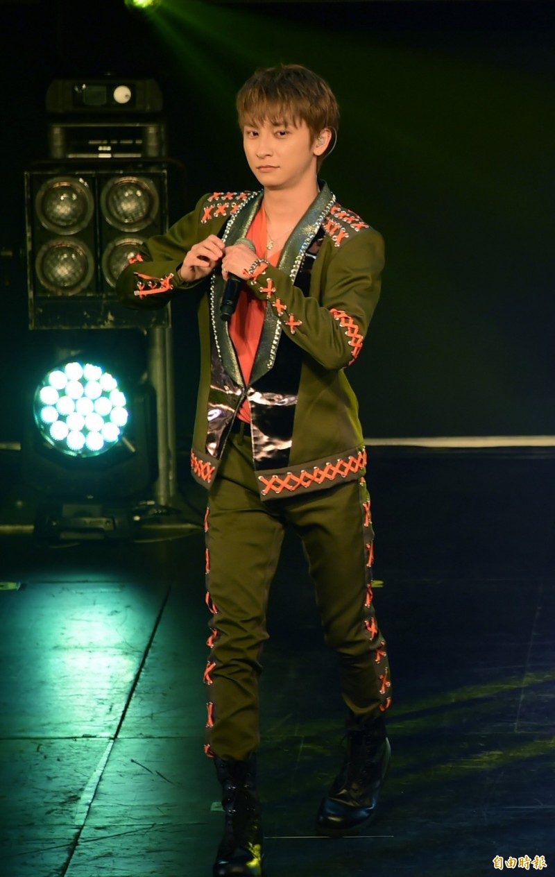 （影音）AAA熱力開唱嗨翻粉絲 指定喝台式苦茶開嗓 - 自由娛樂