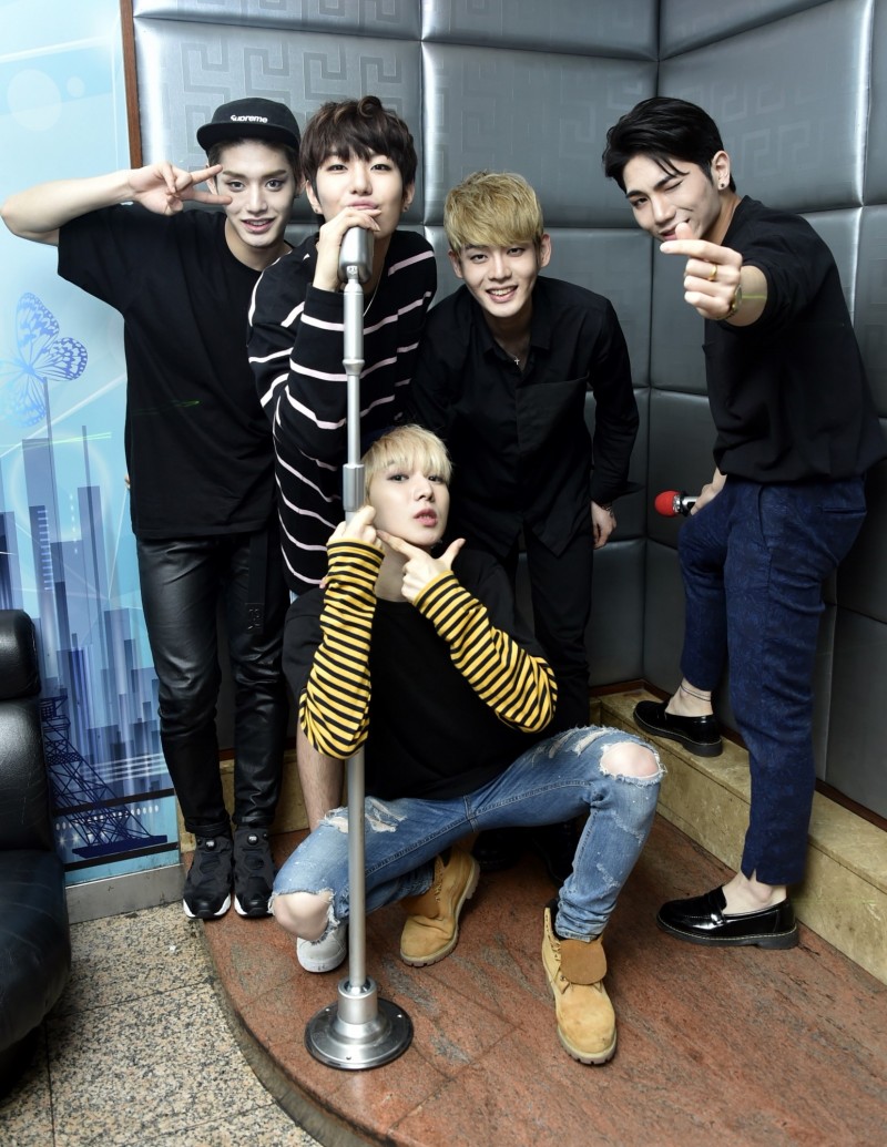 （專訪／影音）鮮肉團INX KTV練唱 入境隨俗學唱謝金燕《姊姊》狂跳針 - 自由娛樂