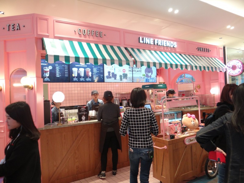 全台首家LINE咖啡館來了！3.5公尺熊大妹坐鎮 - 自由娛樂