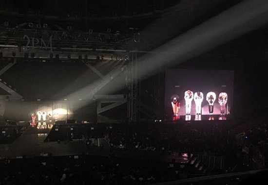 「2PM」JUN.K從3公尺高台摔落 演唱會緊急中斷 - 自由娛樂