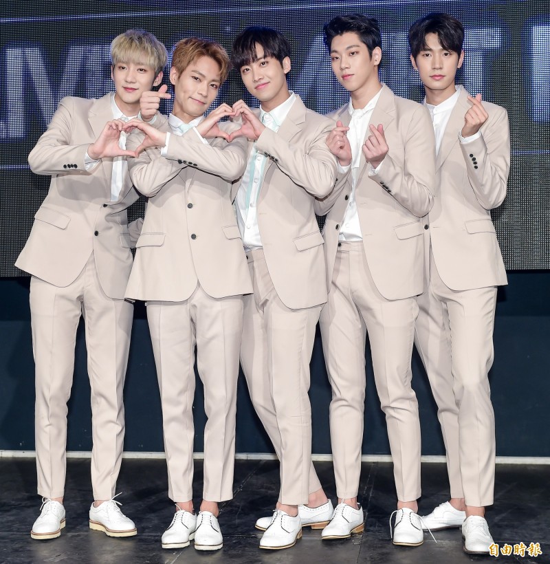 （影音）KNK來台想逛夜市大吃 狂送手指愛心 - 自由娛樂