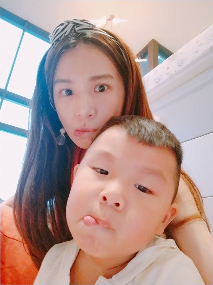 Hebe偕「男友」鬼臉6連拍 瞬間減齡只剩7歲 - 自由娛樂