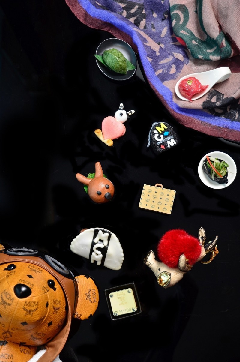 時髦女孩咬一口粉嫩兔兔 包款變身下午茶小點 - 自由娛樂