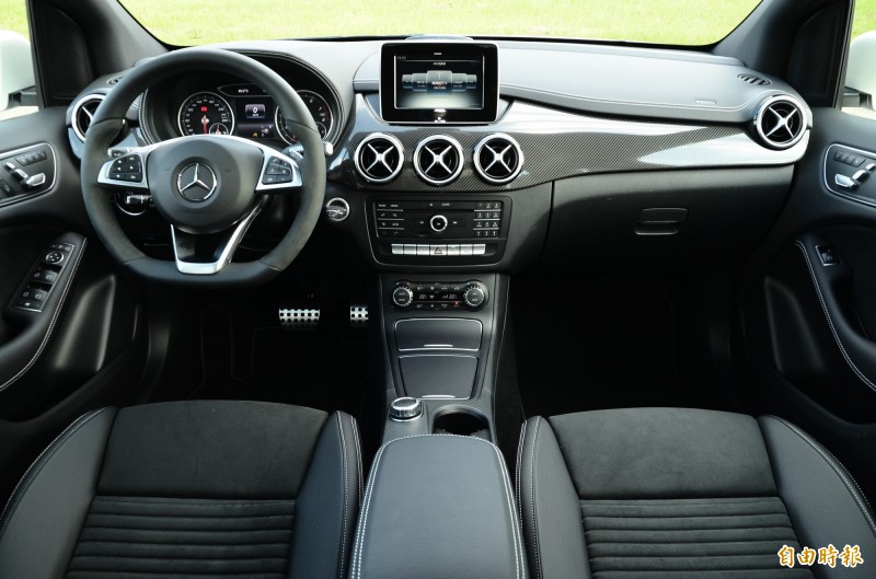 5人座「跑格化包裝」更年輕動感─Mercedes-Benz B200 White Art Edition試駕 - 自由娛樂