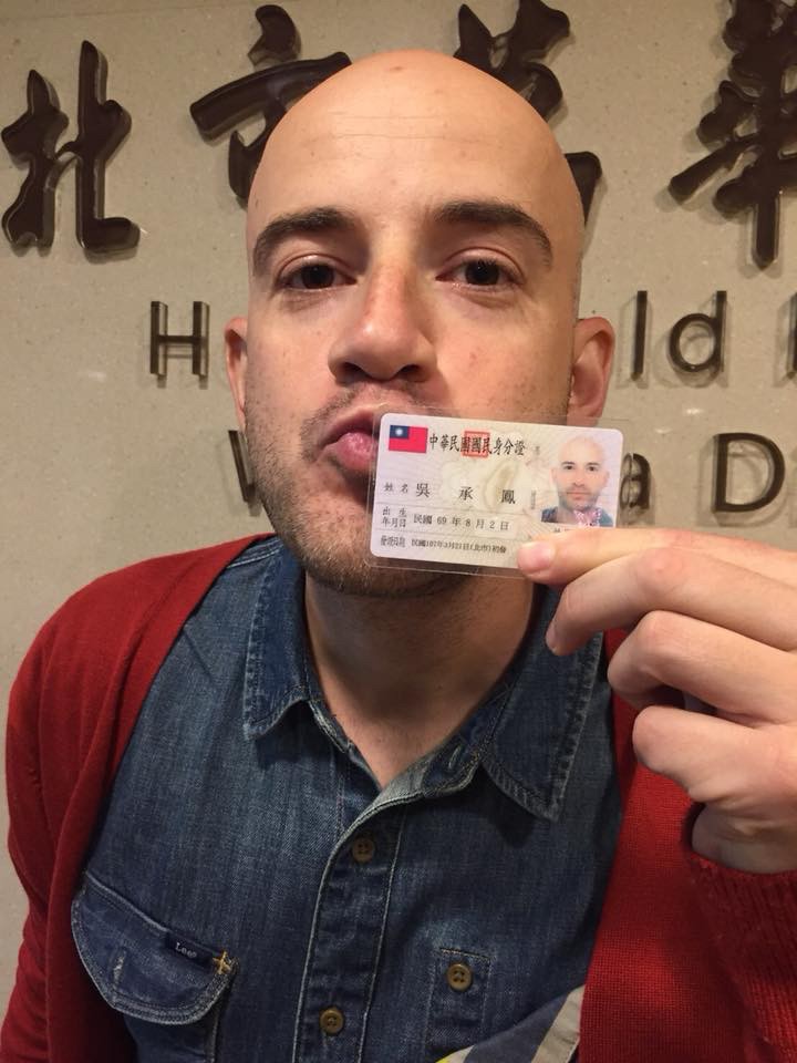 別再叫老外！吳鳳成「正港」台灣人 樂秀身分證 - 自由娛樂