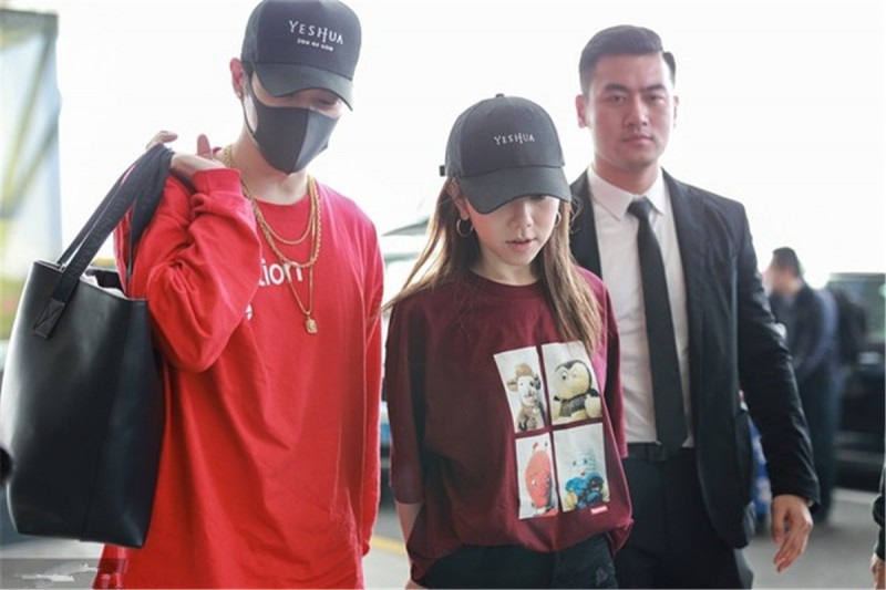 鄧紫棋與男友現身機場 同戴情侶帽低調秀恩愛 - 自由娛樂