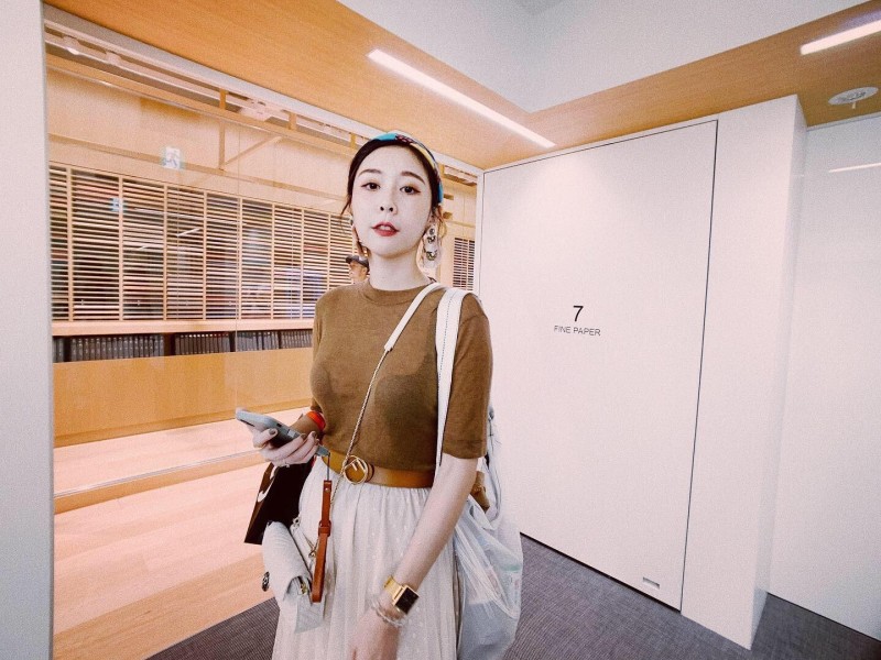 震撼！Albee緊身衣「辣透黑Bra」 渾圓美胸被看光 - 自由娛樂