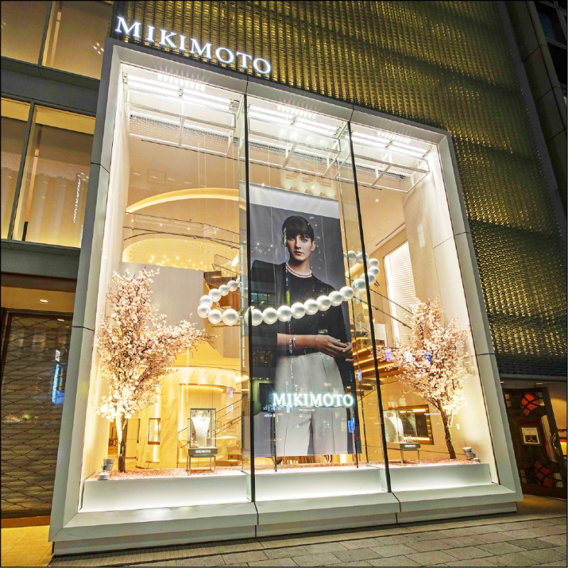 【消費新聞】MIKIMOTO 微風中櫻花飛舞─粉紅金+南洋珍珠 襯托亞洲人膚色 鑲嵌鑽石閃爍靈動造型多變 - 自由娛樂