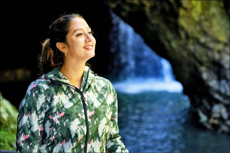 Alana戰勝聽損 主持節目獲國際肯定 - 自由娛樂