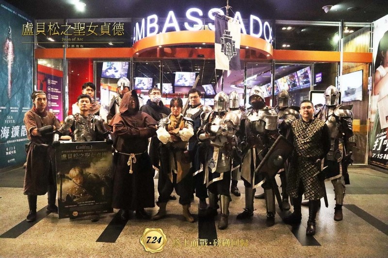 中古世紀戰士出兵神穿越！攻陷影城嚇壞路人 - 自由娛樂