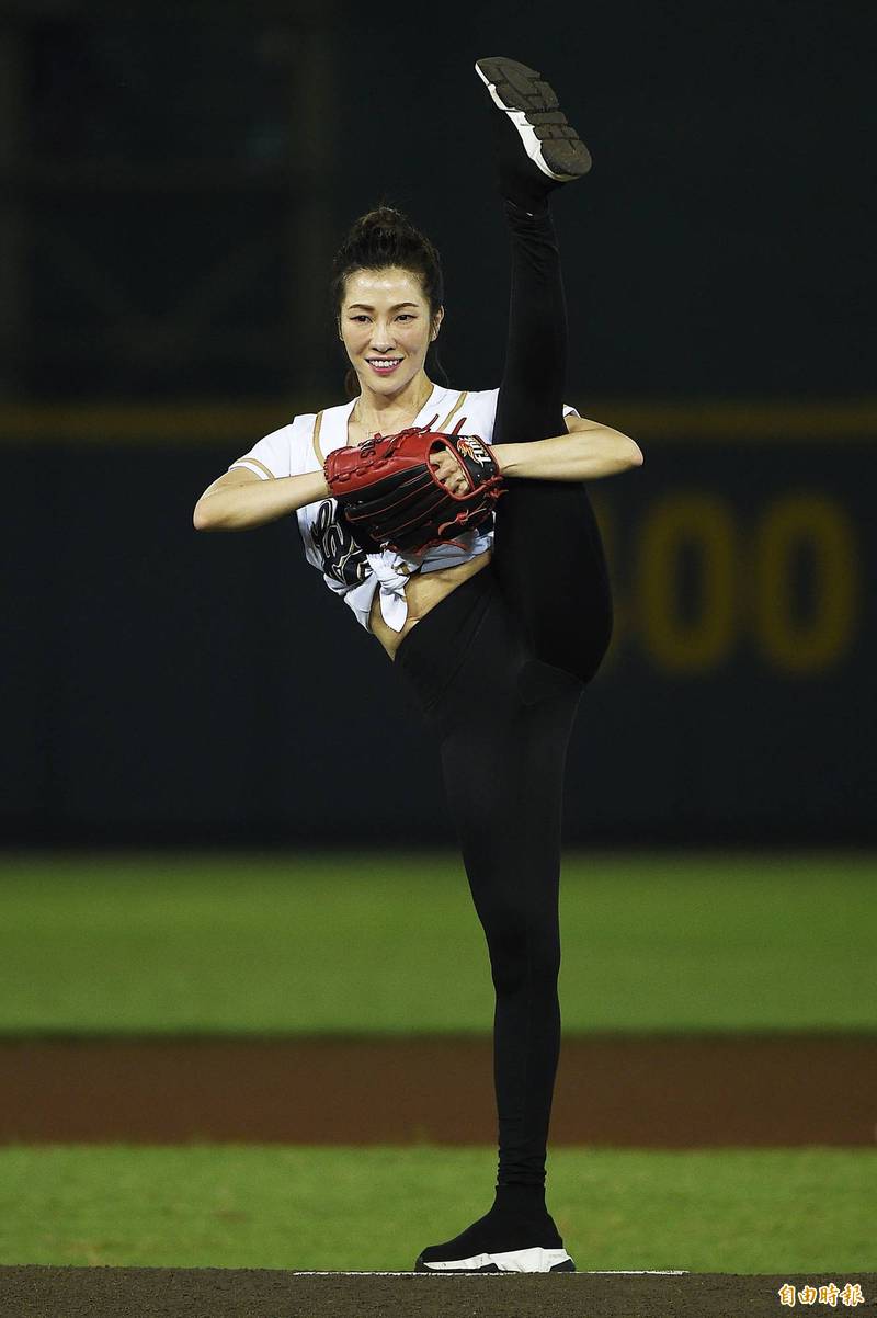 KIMIKO透視裝揪運動！一個挺胸…誘人神乳被看光 - 自由娛樂