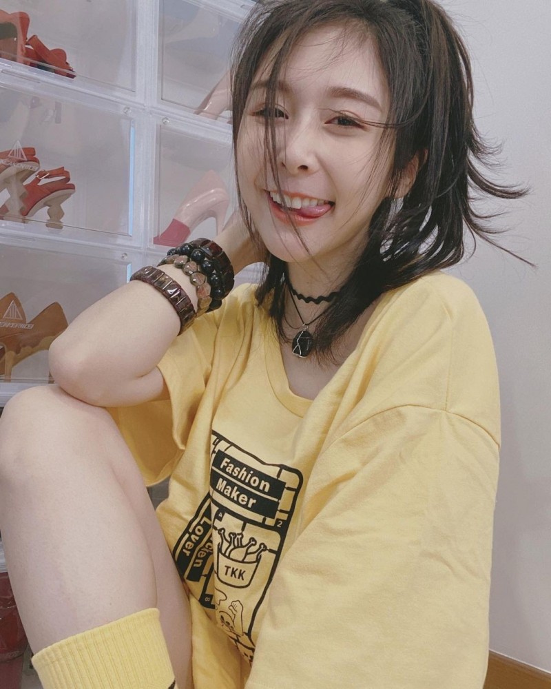 Albee沒穿褲子！白嫩該邊太香豔...開腿激洩絕對領域 - 自由娛樂