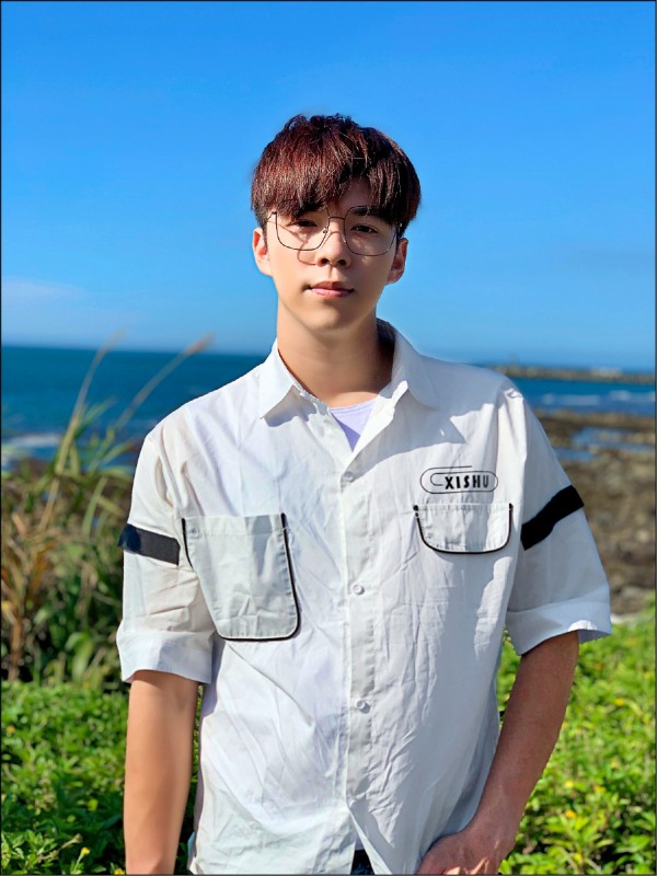 Zing手機拍新歌MV 海邊取景像打仗 - 自由娛樂