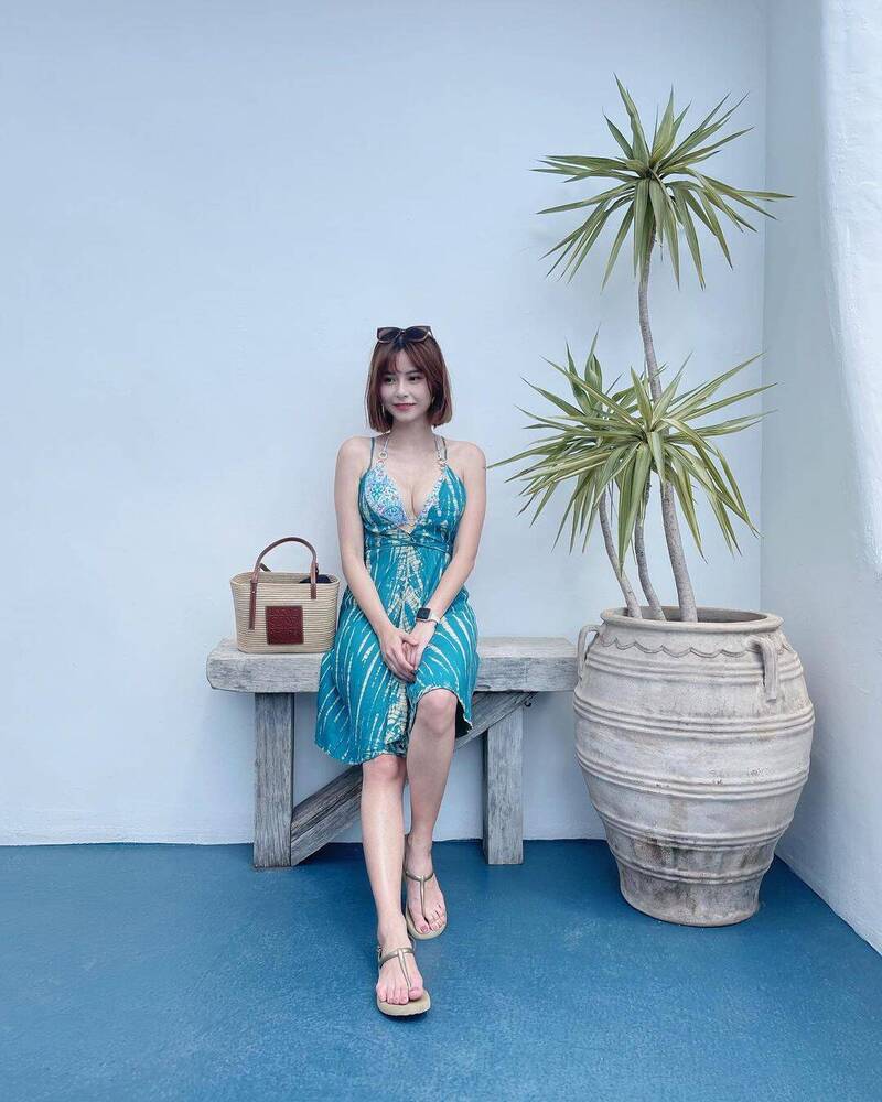 美女主播胸前開深V！邪惡視角炸「渾圓UU」 - 自由娛樂