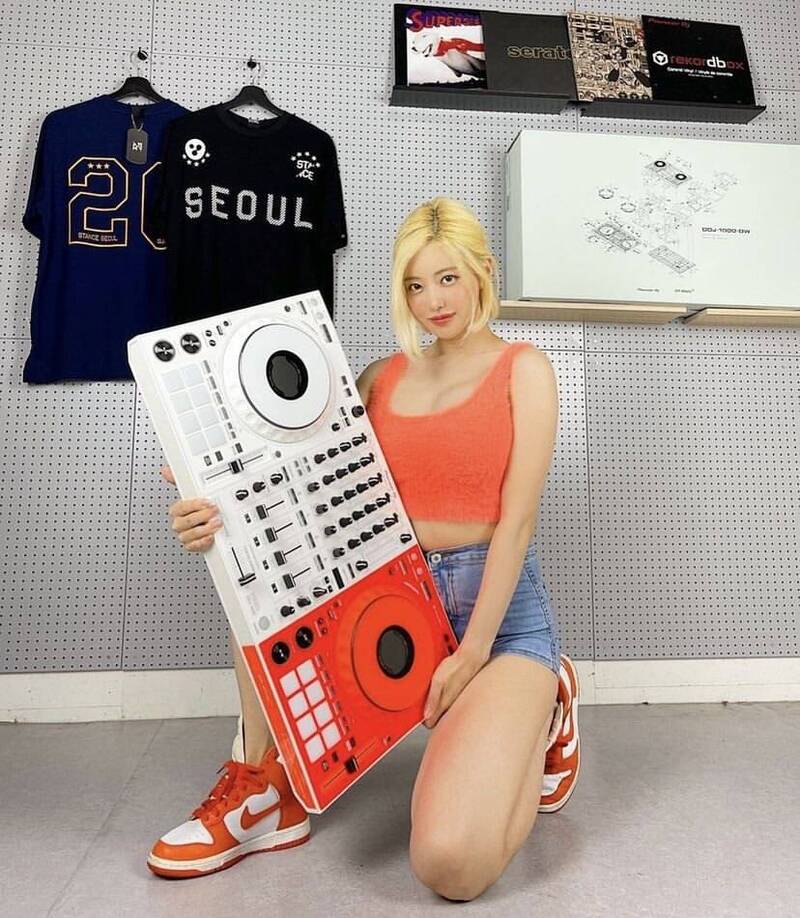 「亞洲最辣DJ」現身台灣街頭 手捧珍奶狂吸洩春光 - 自由娛樂