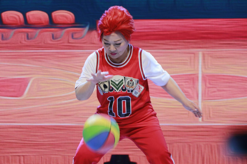 白冰冰神還原櫻木花道！唱跳主題曲帥投三分球 - 自由娛樂