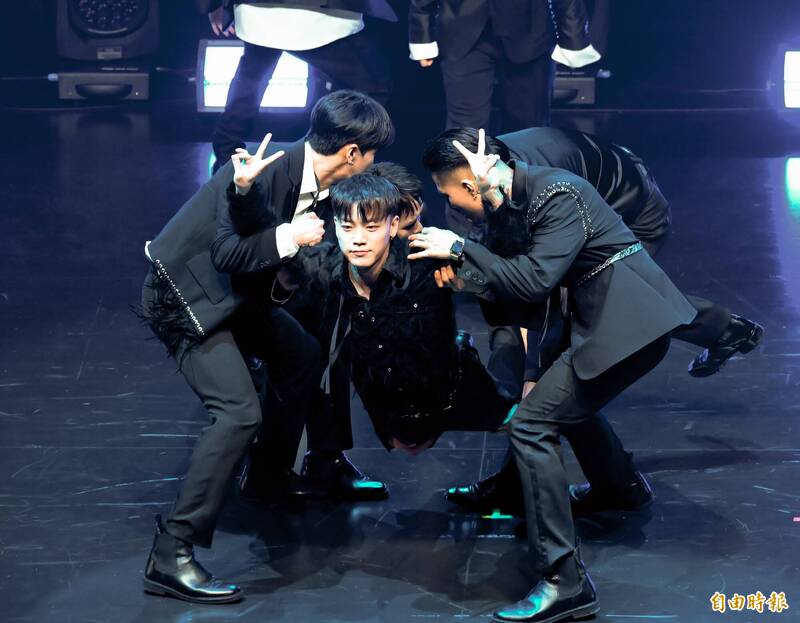 MBITIOUS自己搬椅子！秀流利中文慶生許願：明年再來台灣 - 自由娛樂