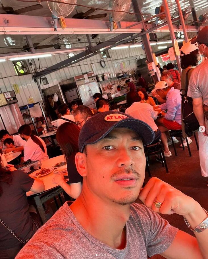 正港台灣女婿！AKIRA「翹腳喝牛肉湯」超接地氣被讚爆 - 自由娛樂