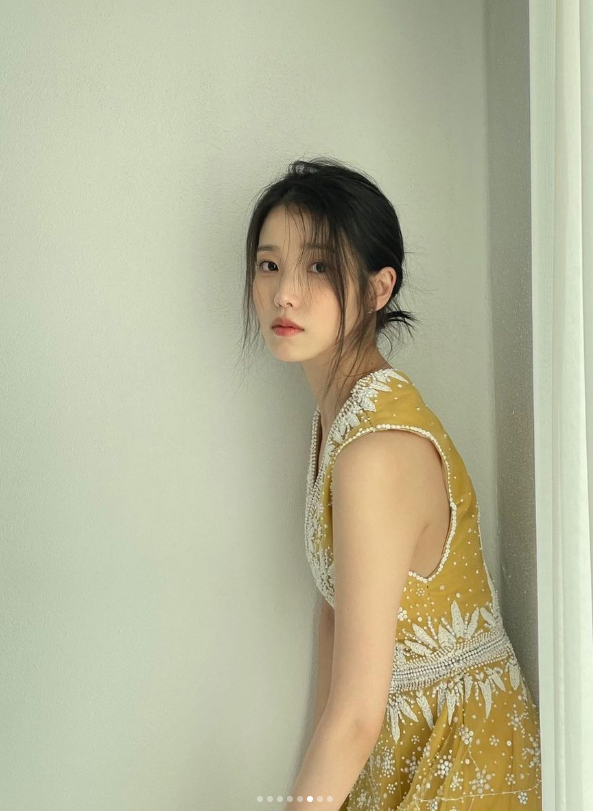 IU大尺度辣照外流 「胸前開深V」春光全洩 - 自由娛樂