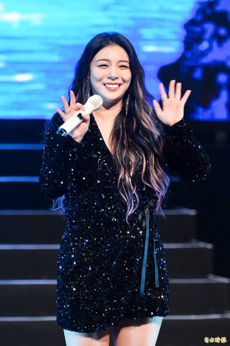 Ailee來台感動不停遇狀況 女歌迷突遞畫作求握手 - 自由娛樂