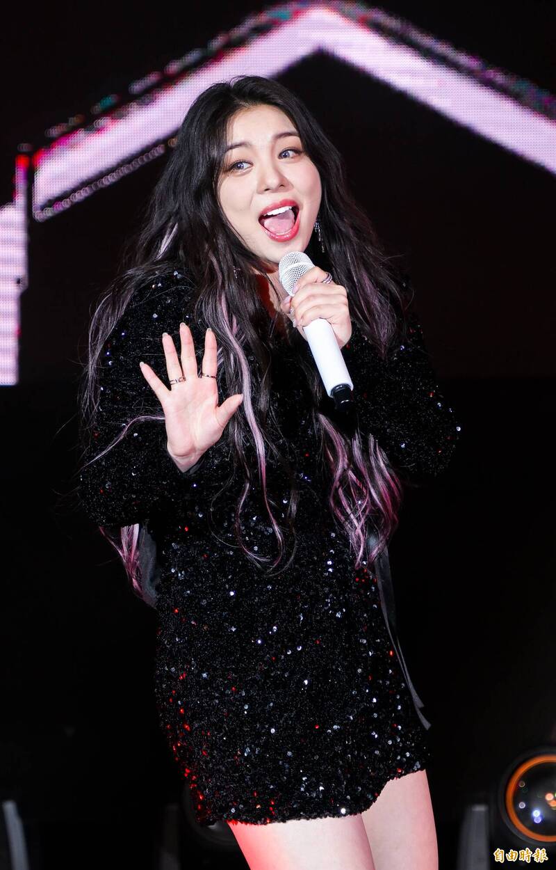Ailee來台感動不停遇狀況 女歌迷突遞畫作求握手 - 自由娛樂
