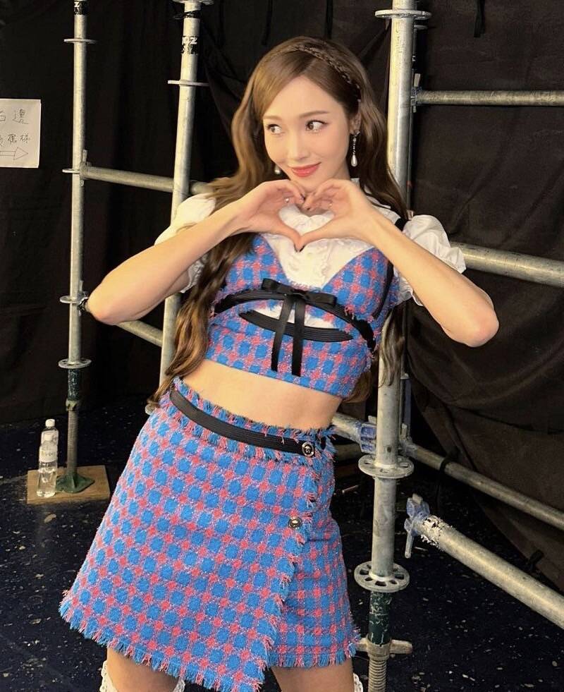 Jessica脫了！整片薄紗挖空 肌膚狀態全看光 - 自由娛樂