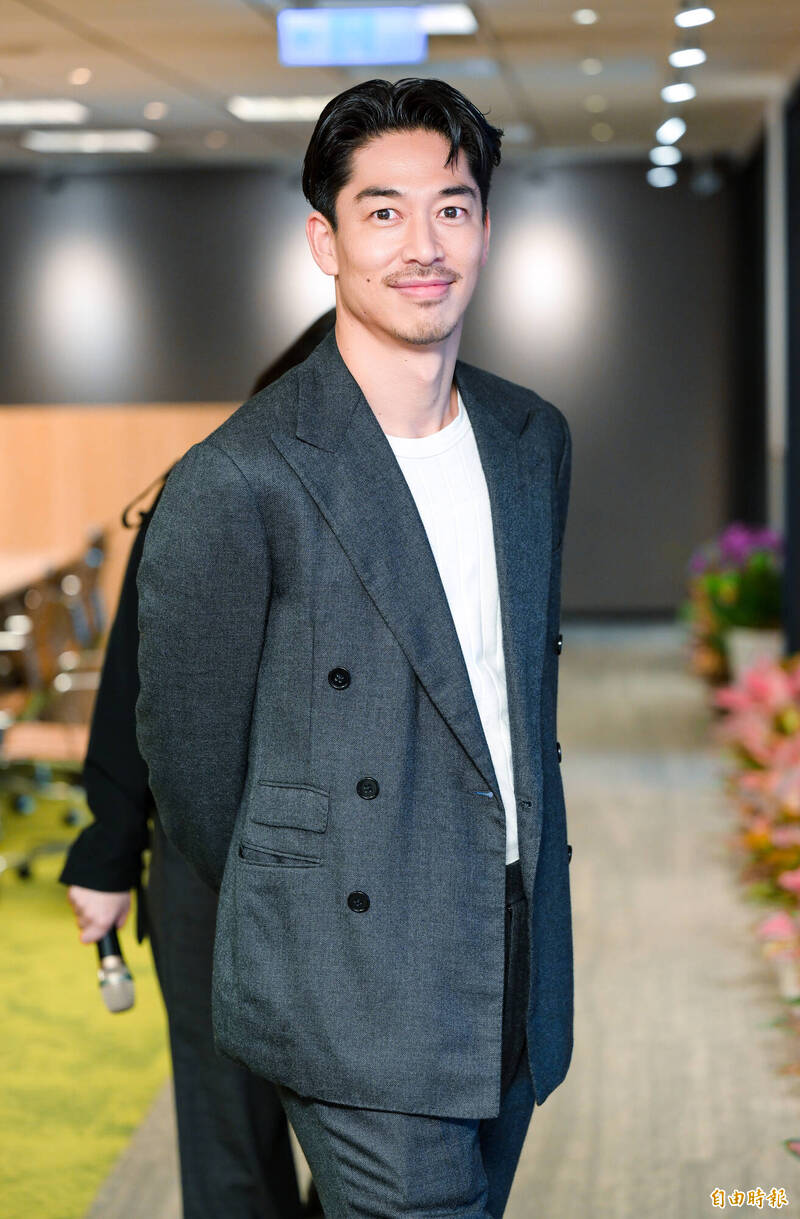 林志玲尪地震救兒！小寶貝腳被卡住 AKIRA「連人帶椅」抱起逃 - 自由娛樂