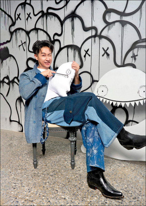 Darren親手佈展 噴漆創作Qpee牆 穿拼接舊布料暗藏專屬回憶 澳洲飲料店開幕邀周董站台 - 自由娛樂