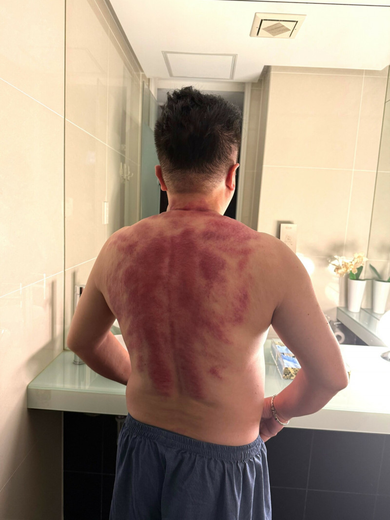 59歲董至成拚老命！濕身主持銀髮實境秀 笑喊：高年級比我還猛 - 自由娛樂