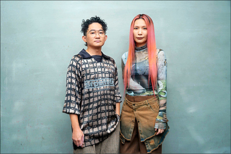 Tizzy Bac搖滾魂 打趣粉絲別坐下 - 自由娛樂