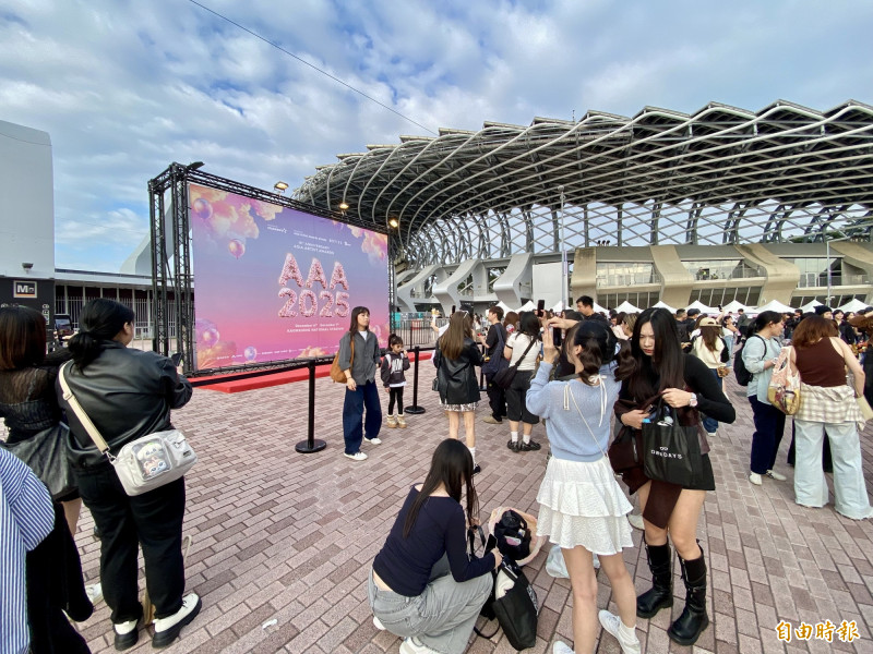 韓星雲集高雄世運主場館粉絲熱情包圍 聽漏音表支持 - 自由娛樂