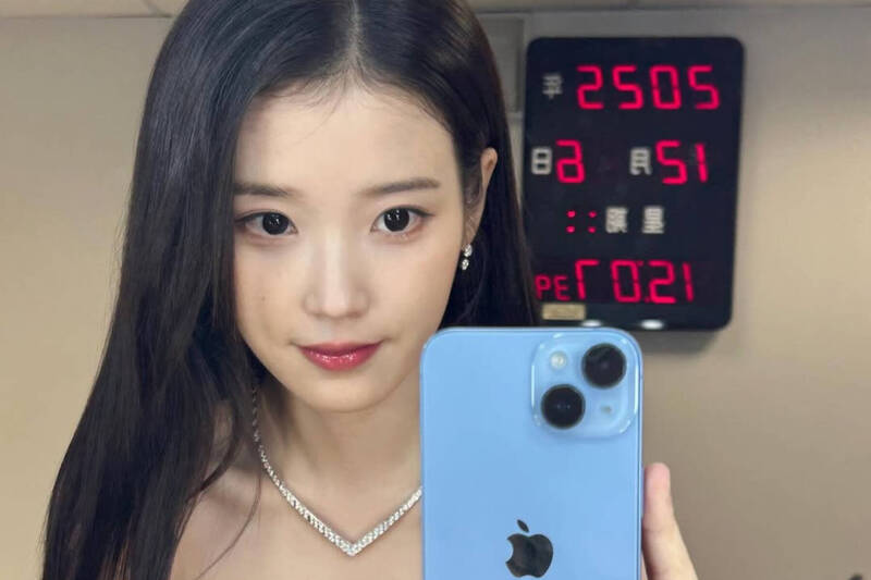 IU曬AAA自拍照 粉驚喊：偶像同款 - 自由娛樂