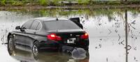 瑪利歐賽車真人版？BMW國道拒檢 下匝道衝對向車道掉落水塘駕駛跑了