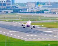 網看傻！桃園機場客機遇側風 「大怒神式單輪落地」影片曝