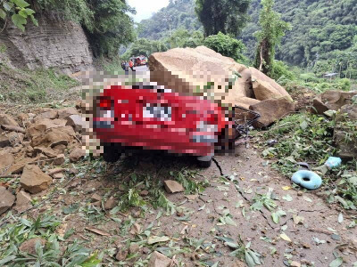 苗栗泰安山區坍方巨石崩落砸中路過轎車 車內2人死亡